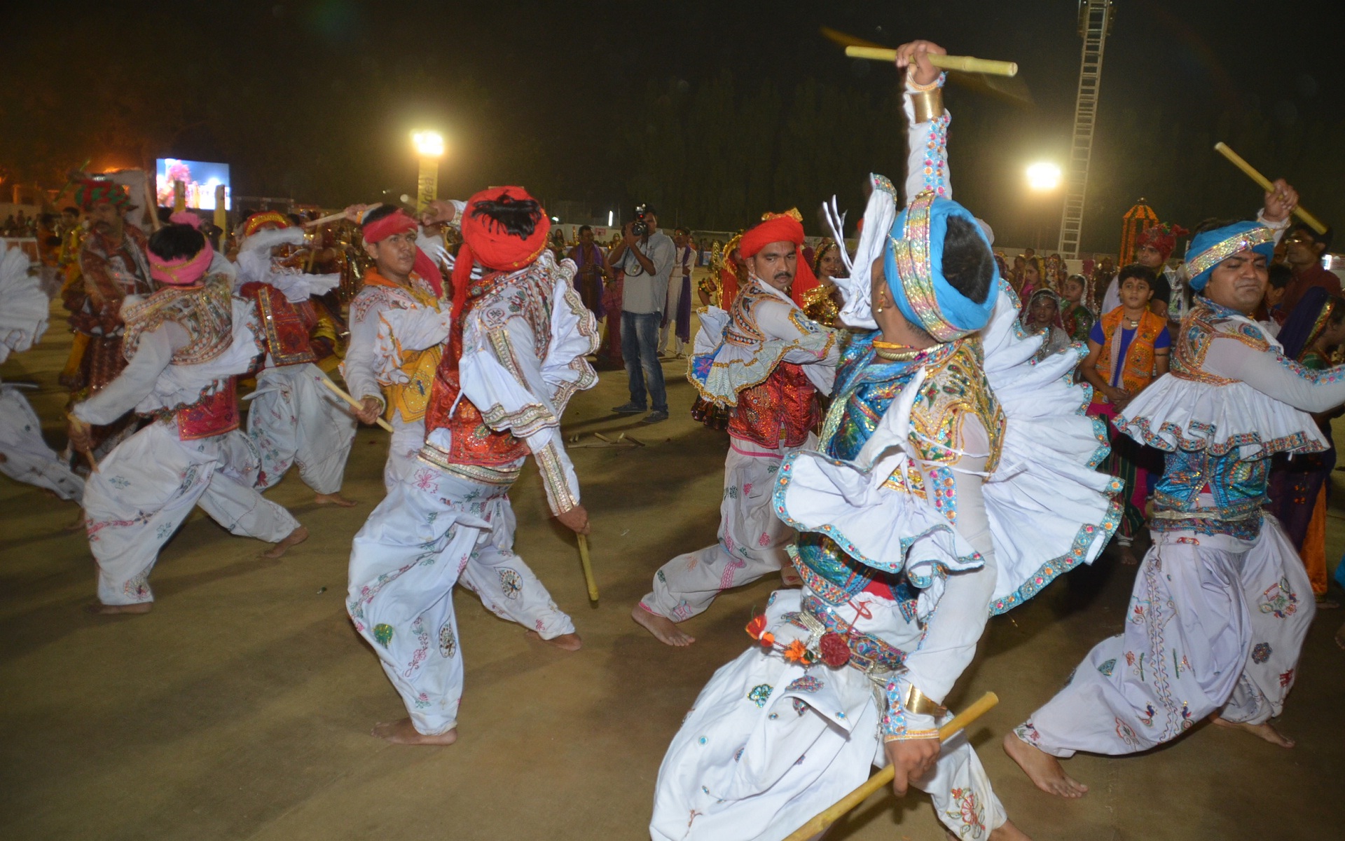 Garba On Navratri Night Hd Wallpaper - Navratri Hd Wallpaper Garba ...