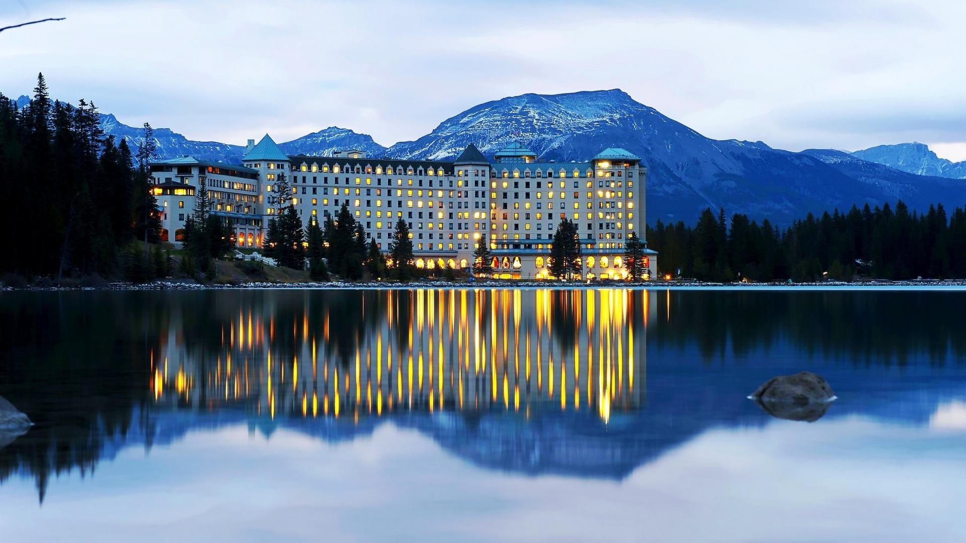 Download Fairmont Chateau On Lake Louise Near Banff Wallpaper - Chateau ...