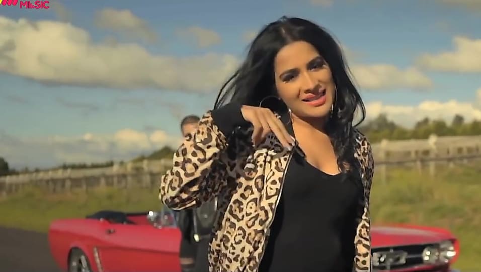 Artiste In Black - Photo Shoot (#1221132) - HD Wallpaper & Backgrounds ...