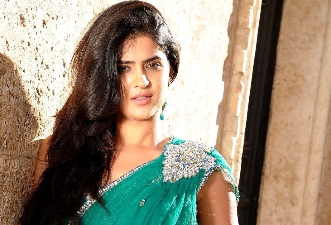 Deeksha Seth Wallpaper Hd - Actress In Lekar Hum Dewana Dil (#1227979 ...