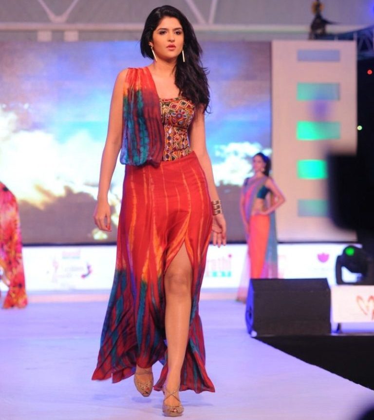 New Deeksha Seth 2018 (#1228014) - HD Wallpaper & Backgrounds Download