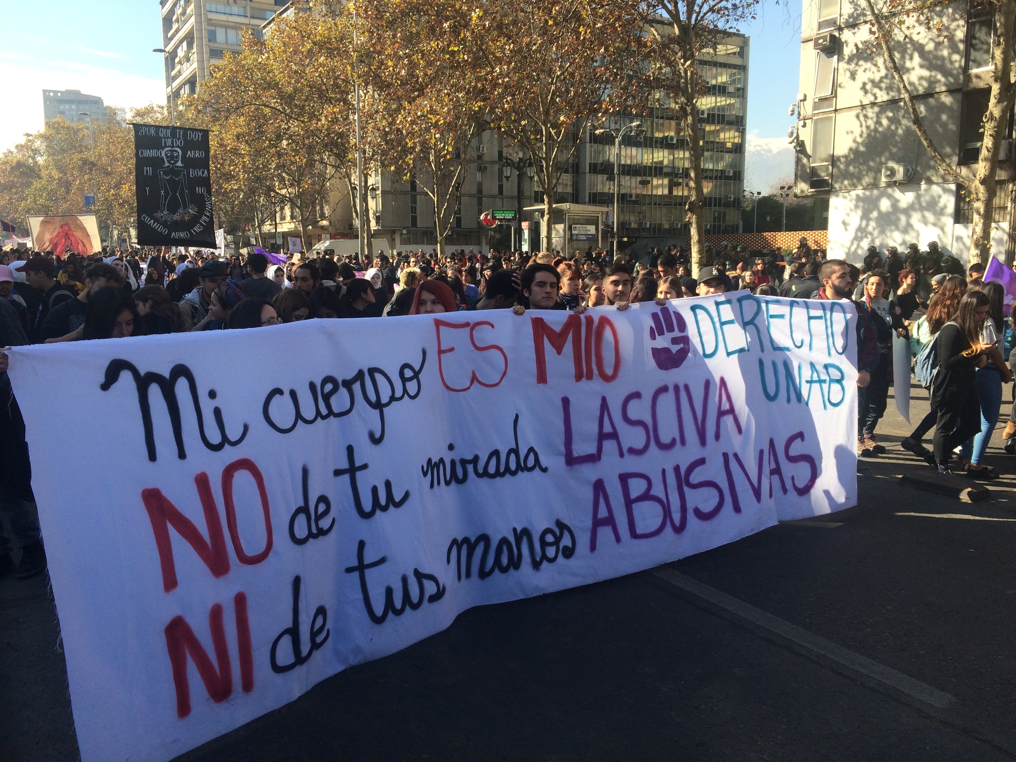 Similar Photos - Crowd (#1253913) - HD Wallpaper & Backgrounds Download