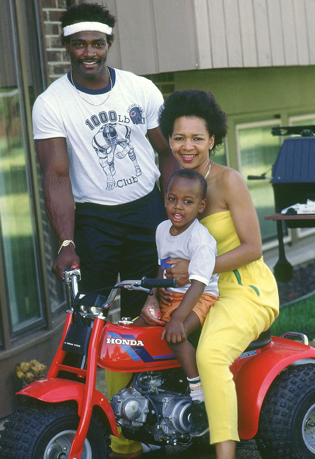 Walter Payton Poses With His Wife Connie And Son Jarrett - Walter ...