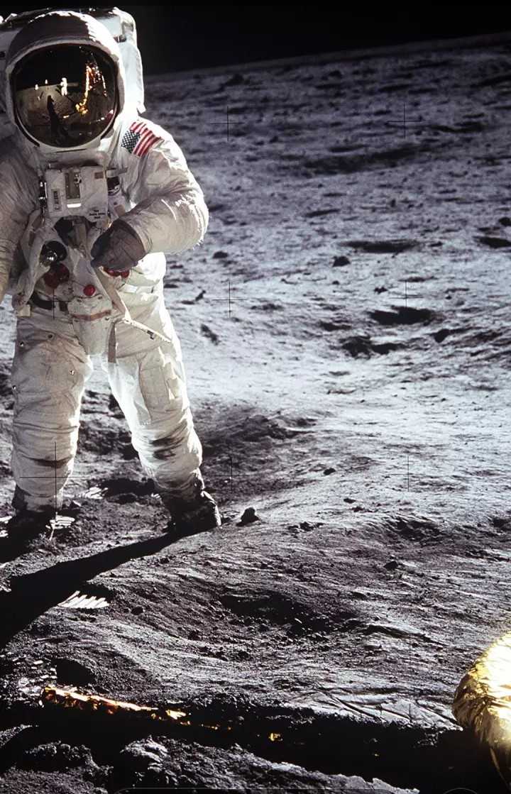 📱hd Wallpaper - Sharechat - Buzz Aldrin On The Moon (#1365008) - HD ...