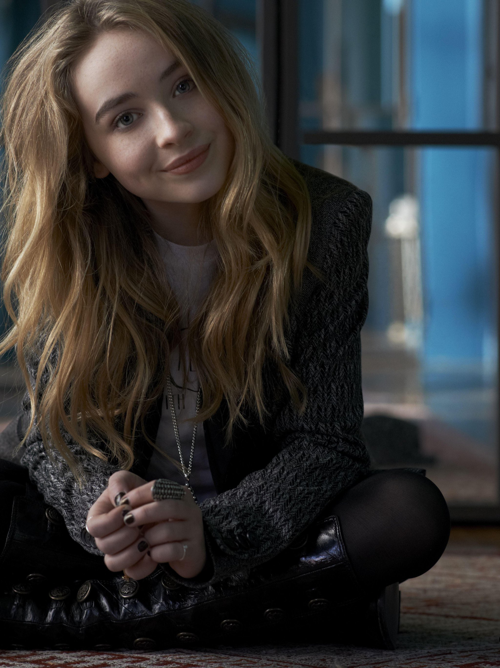 Download Sabrina Carpenter Smile Sitting For Ipad Pro - Sabrina ...