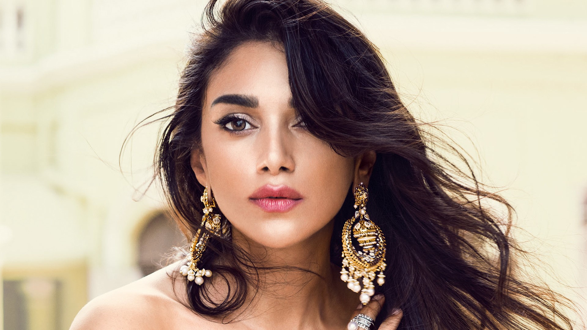 Beautiful Closeup Face Of Aditi Rao Hydari Wallpaper - Aditi Rao Hydari ...