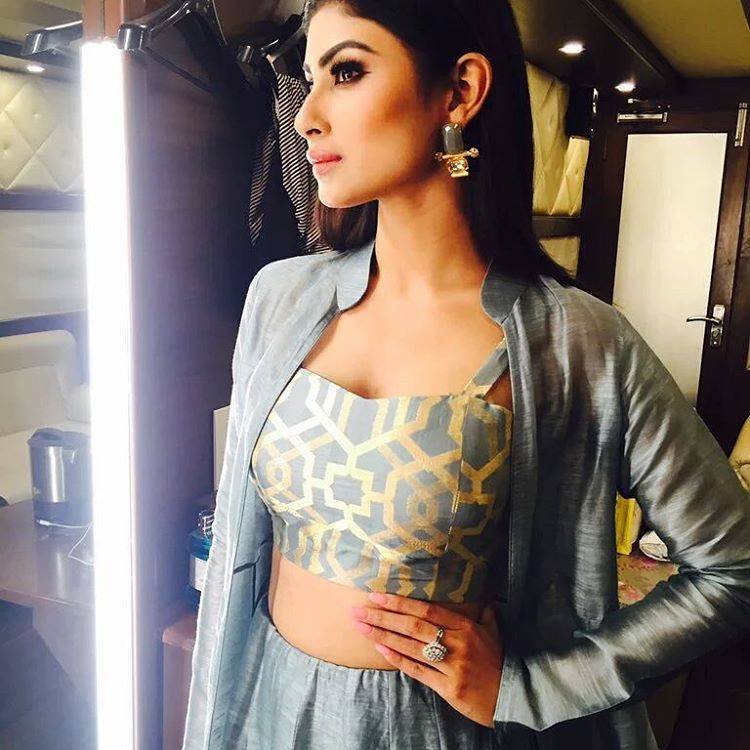 Mouni Roy Full Hd (#1710122) - HD Wallpaper & Backgrounds Download