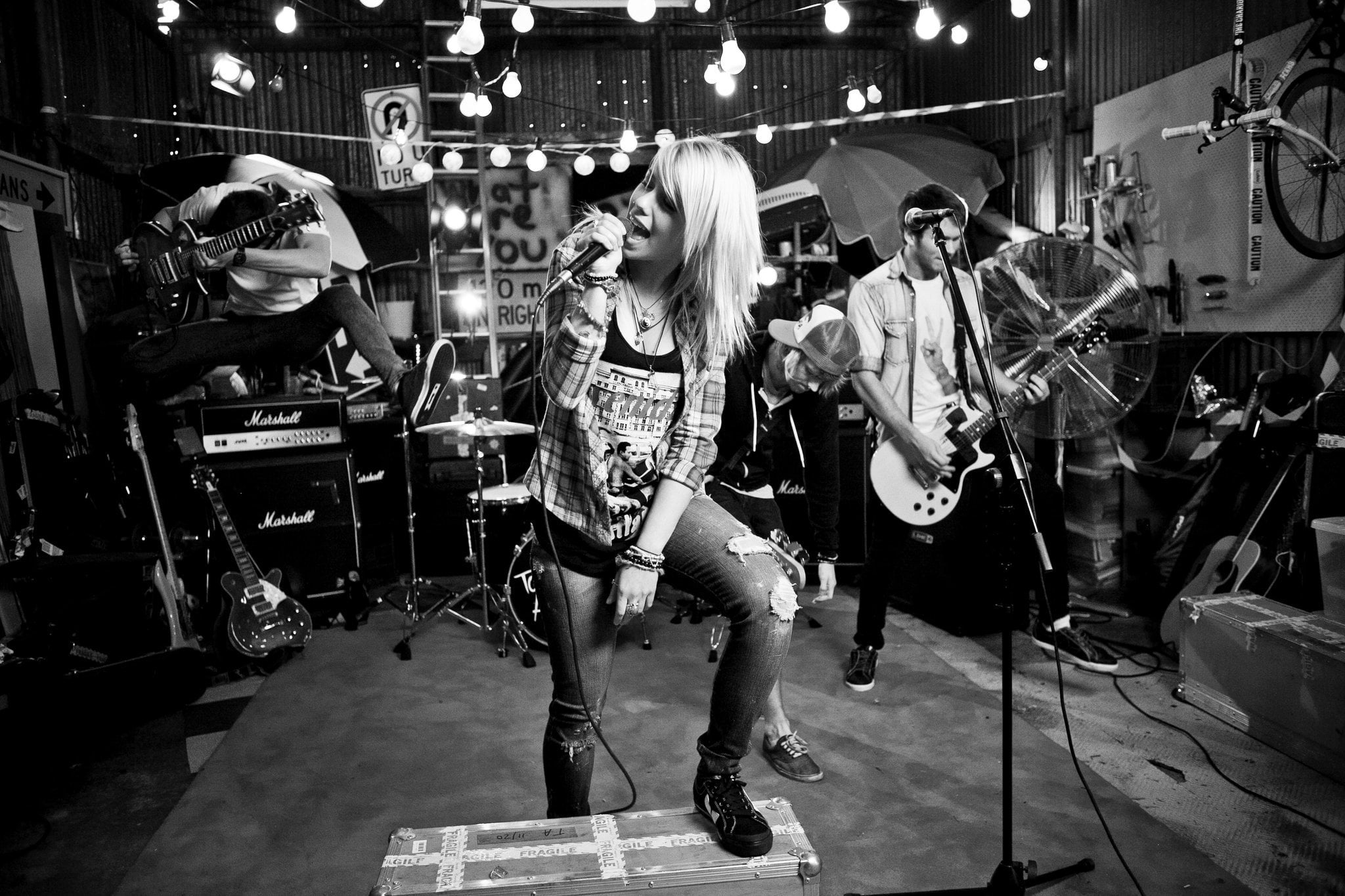 Tonight Alive (#1996007) - HD Wallpaper & Backgrounds Download