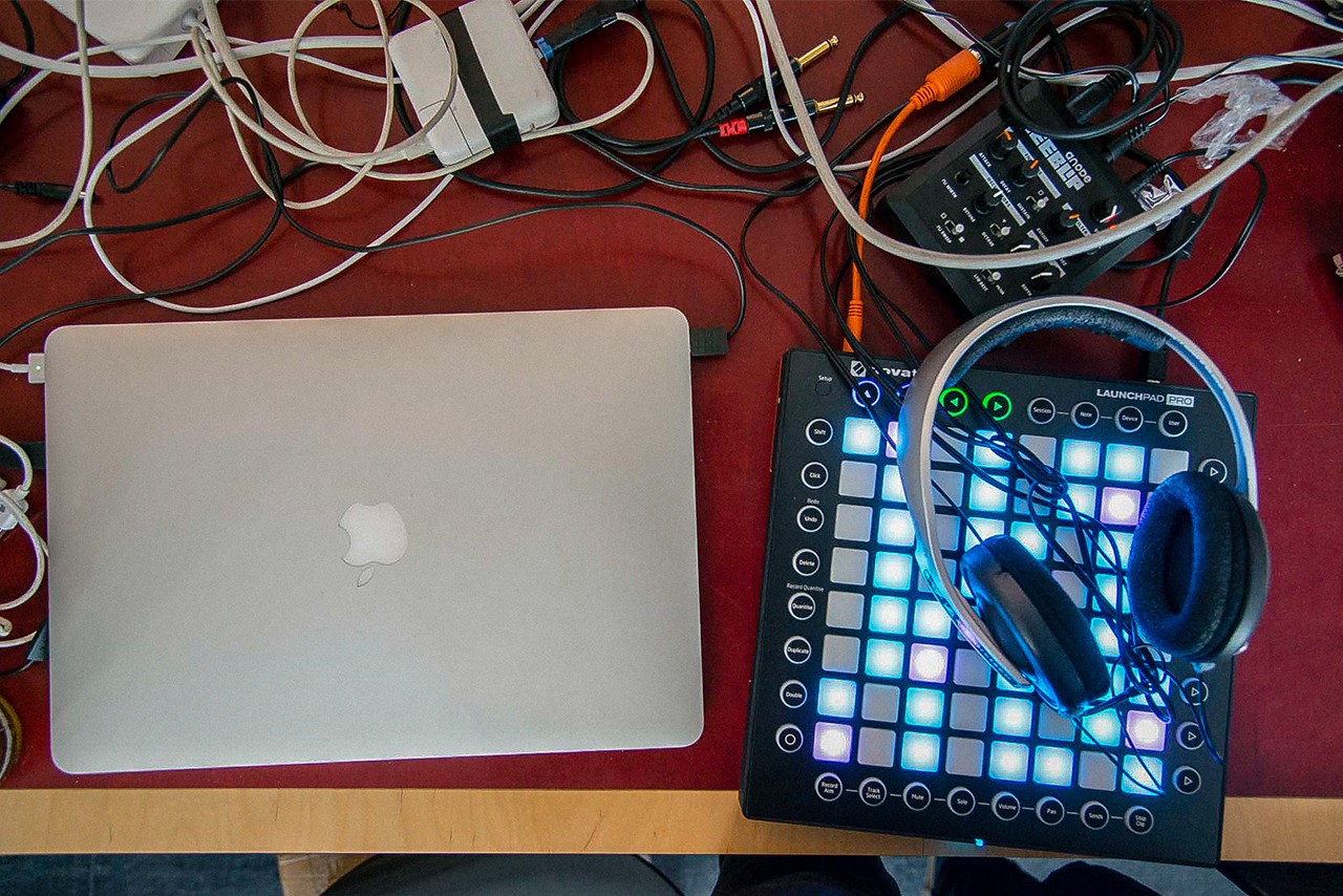 Hack A Grid - Hardware Hacker (#2008460) - HD Wallpaper & Backgrounds ...