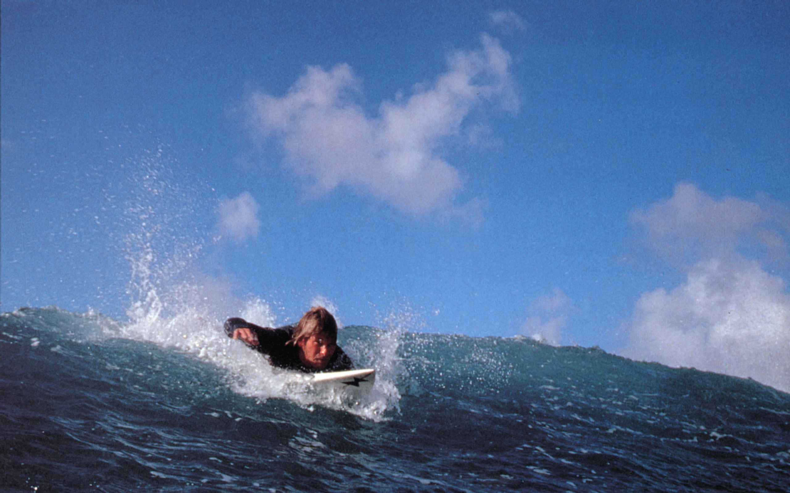 Point Break - Surfing (#2182891) - HD Wallpaper & Backgrounds Download