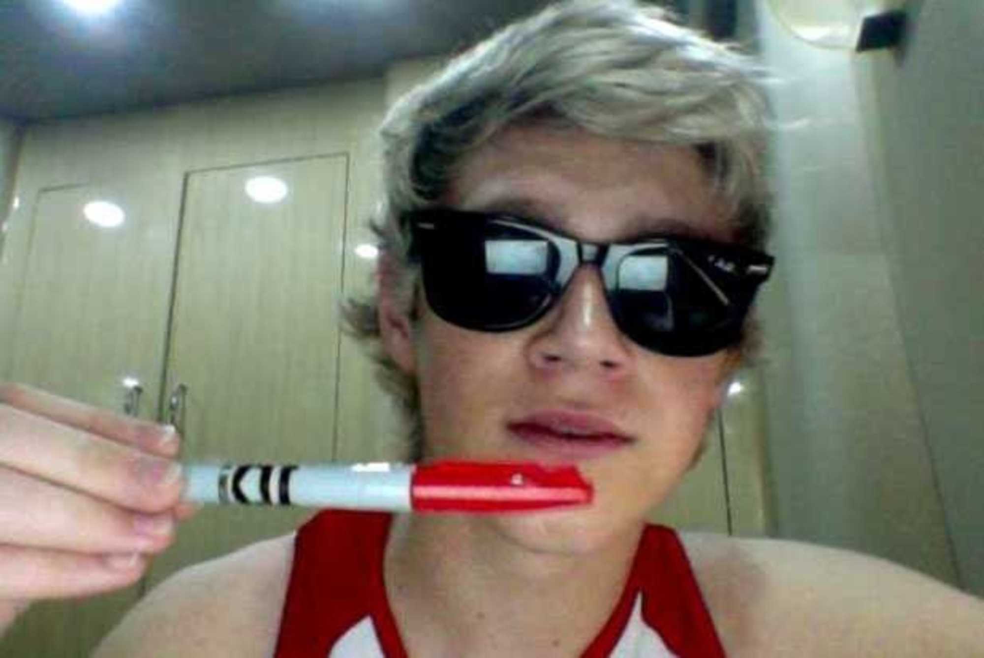 Niall Horan 1d Sharpie (#2370028) - HD Wallpaper & Backgrounds Download