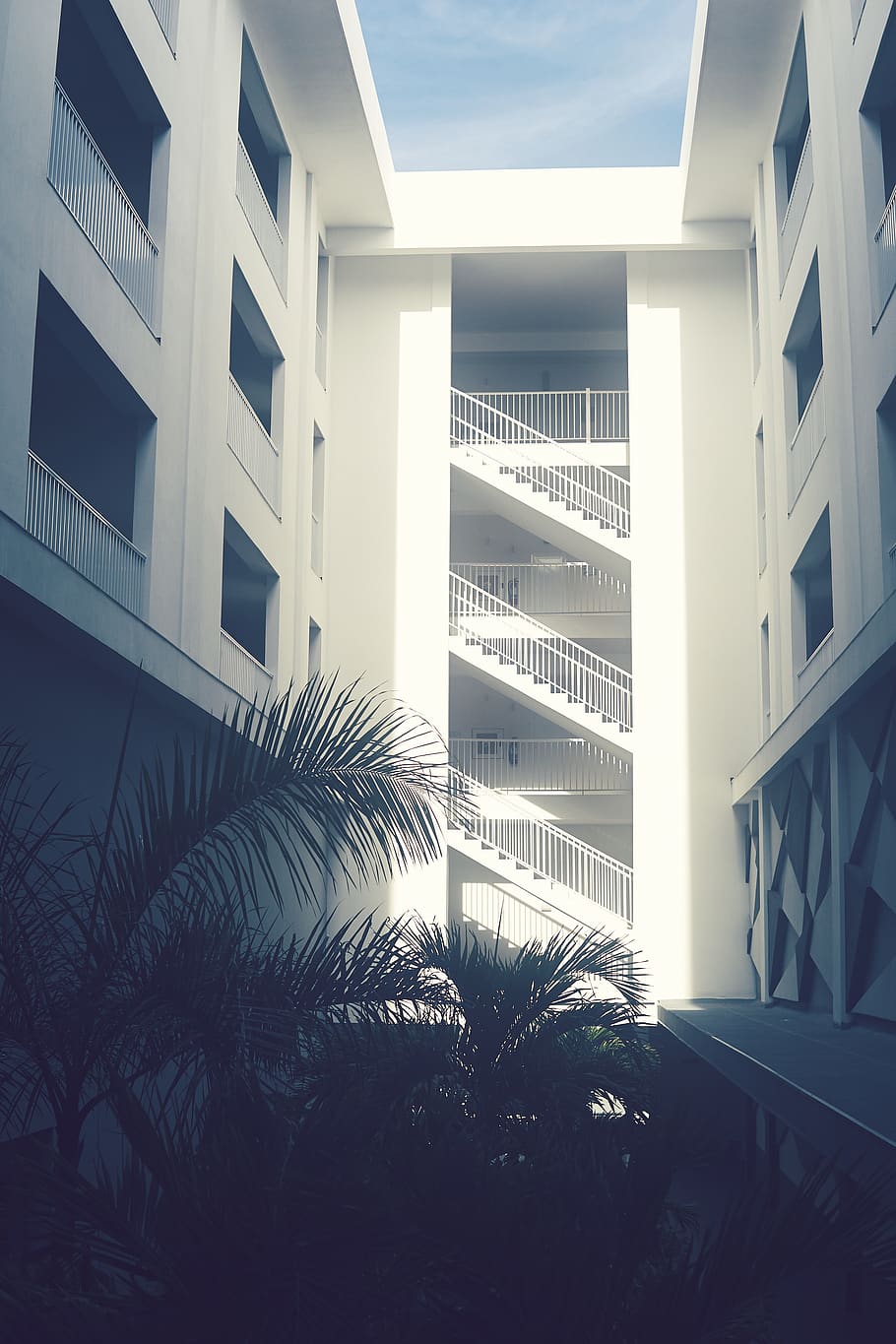 Commercial Building (#2446337) - HD Wallpaper & Backgrounds Download