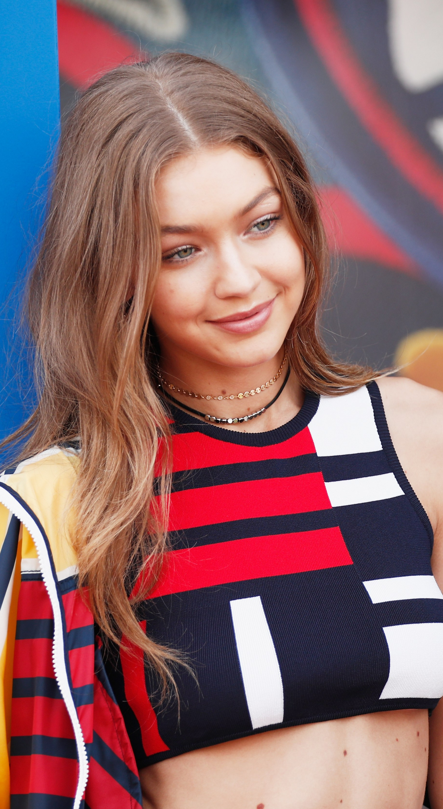 Gigi Hadid Smile (#2492997) - HD Wallpaper & Backgrounds Download