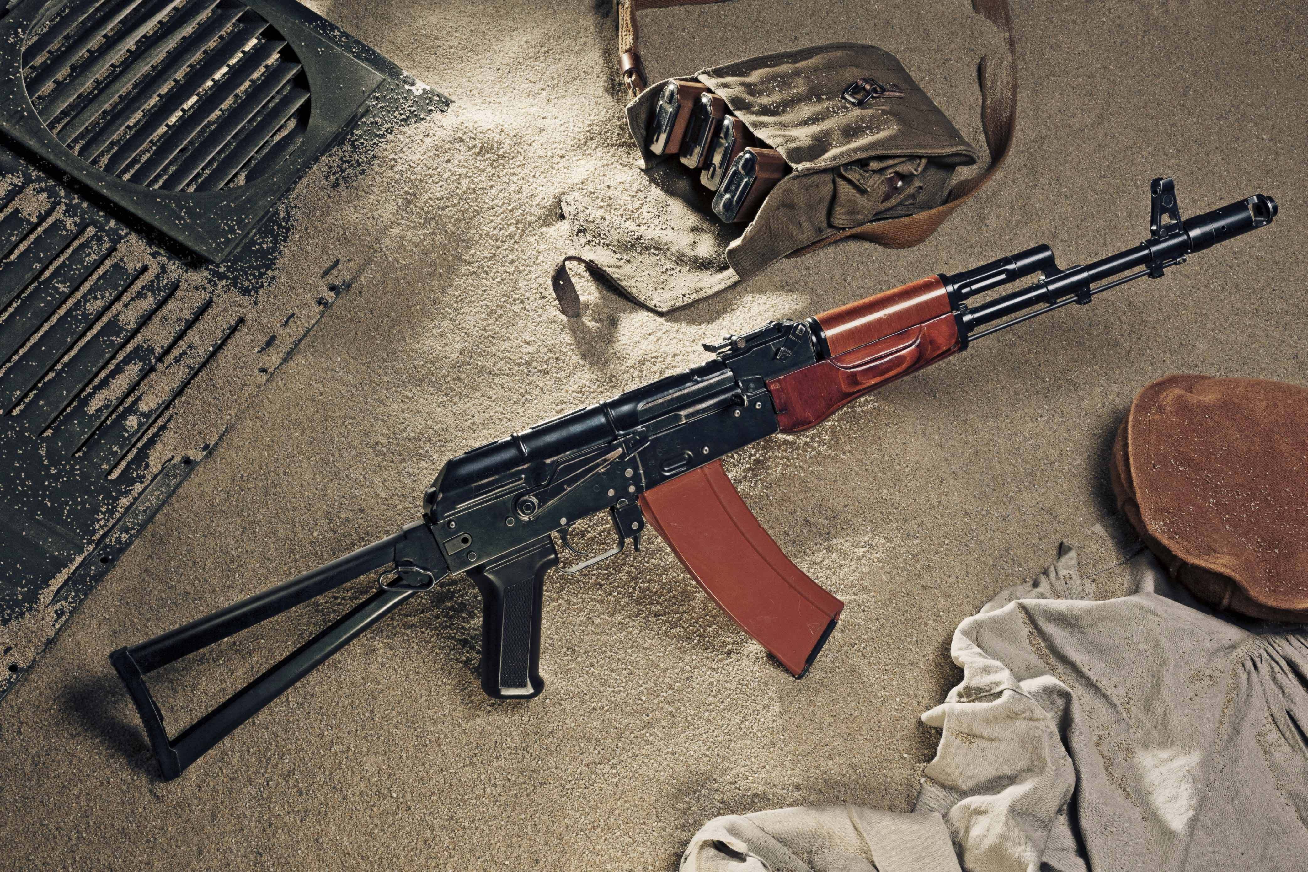 Ak 47 In Sand (#2538013) - HD Wallpaper & Backgrounds Download