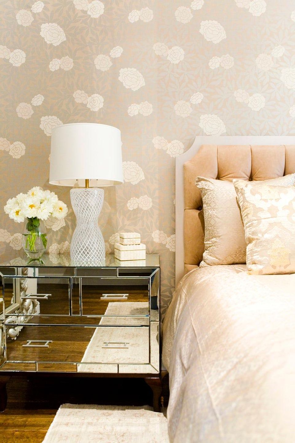 Bedside Table Decor (#2948887) - HD Wallpaper & Backgrounds Download