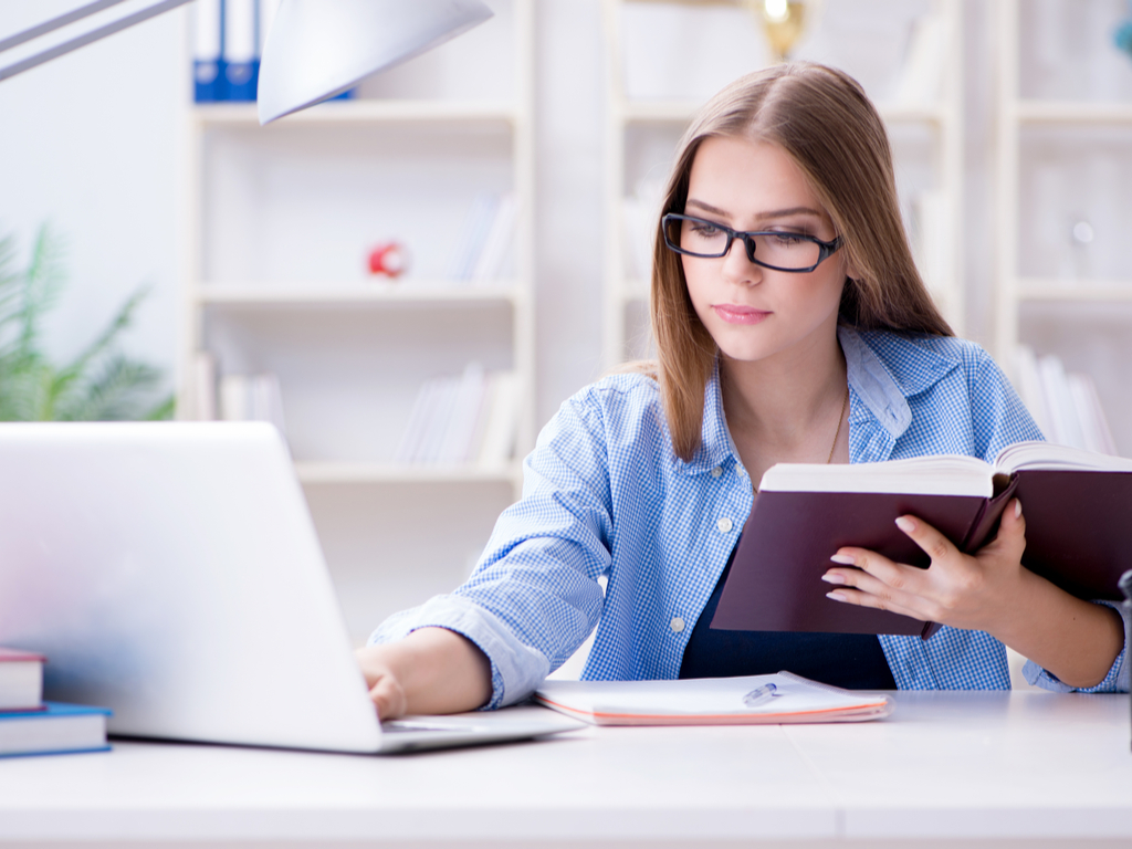 Student Wallpaper - Independently - Student Using Laptop (#3170459 ...