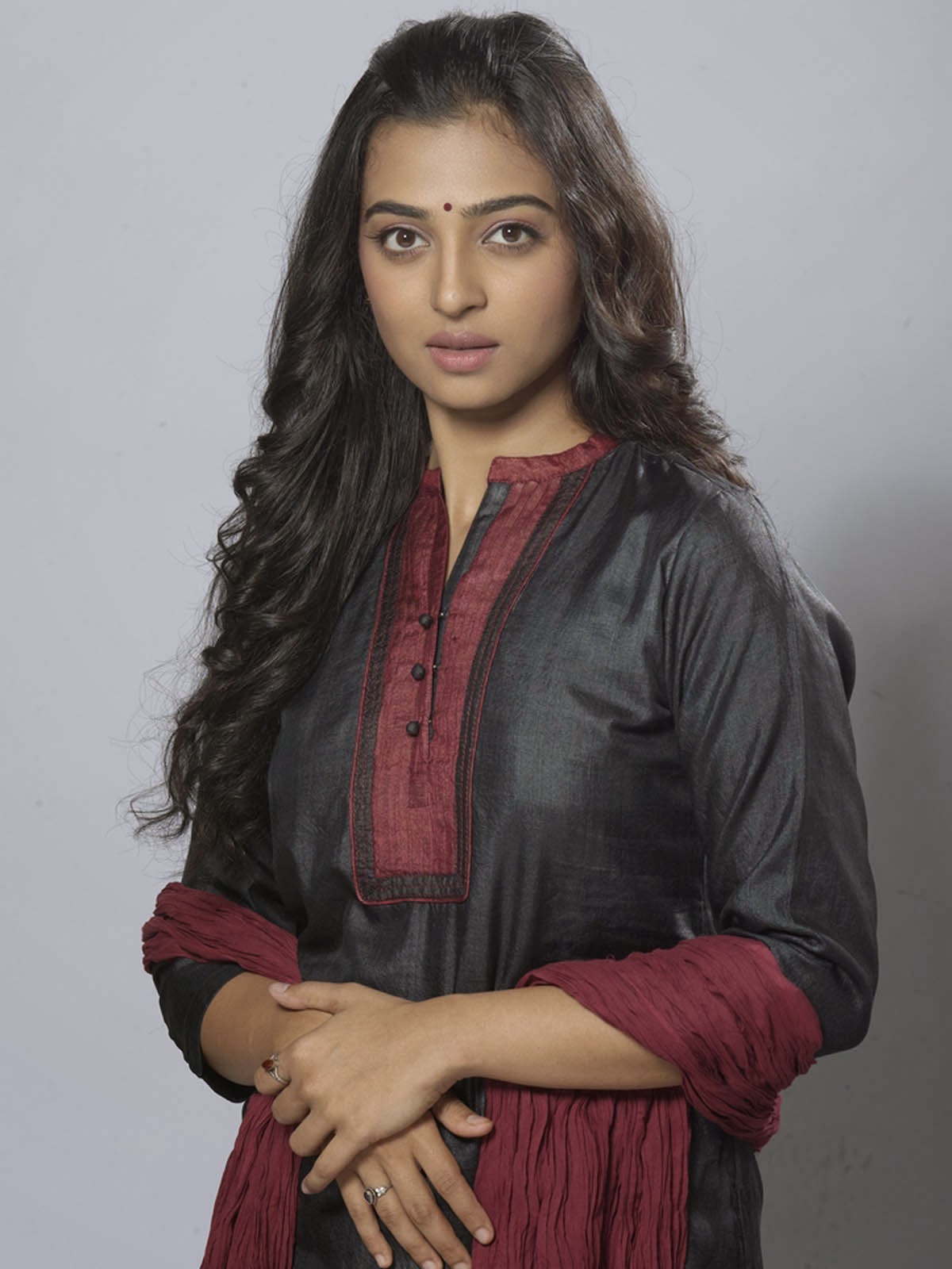 Radhika Wallpaper - Radhika Apte (#499006) - HD Wallpaper & Backgrounds ...