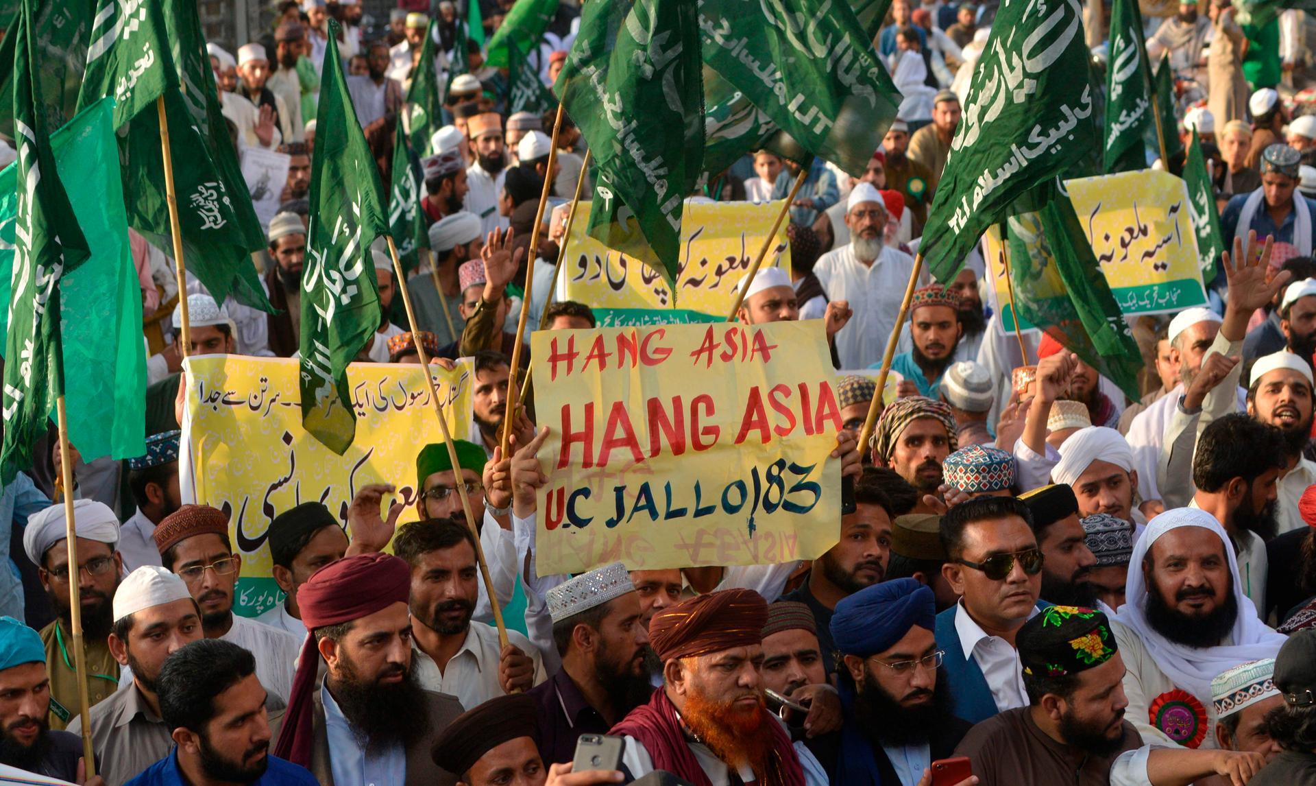 Supporters Of Tehreek E Labaik Ya Rasool Allah, A Hardline - Hang Asia ...