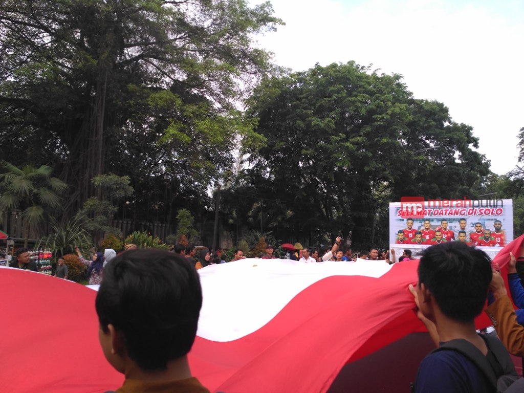 Dukung Timnas Indonesia, Warga Solo Bentangkan Bendera - Crowd (#743446 ...