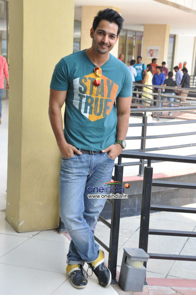 Harshvardhan Rane Photos [hd] - Standing (#784589) - HD Wallpaper ...